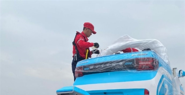 买车不改不如推下海！五菱玩真的 宏光MINI EV GB两栖版下水_腾讯新闻