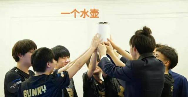 “RNG虚空冠军图”火了，集体捧起大水杯，Uzi不会加入JDG或V5_腾讯新闻