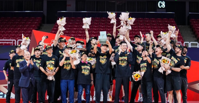 辽宁4-0横扫广厦加冕CBA队史第二冠 赵继伟FMVP_腾讯新闻