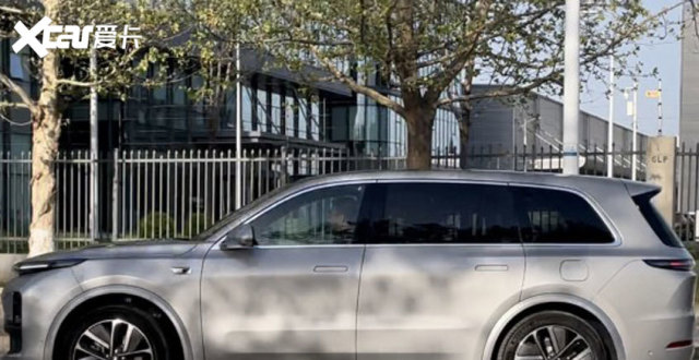 与奔驰GLS、宝马X7同框 理想L9实车曝光_腾讯新闻