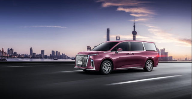 豪华气场不输埃尔法，上汽大通G90有没有实力正面硬钢GL8？_腾讯新闻