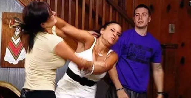 女人打架有多疯狂直接上脚踹肚子拽着头往地上撞太狠了 腾讯新闻
