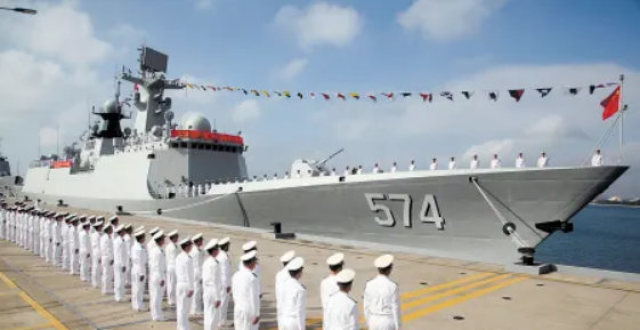 南海舰队三舰同框：054A型护卫舰、052D型驱逐舰和055型万吨大驱_腾讯新闻