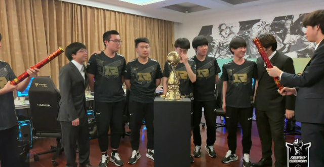 RNG拿下MSI冠军！小虎完爆Faker，Gala暴打小吕布_腾讯新闻