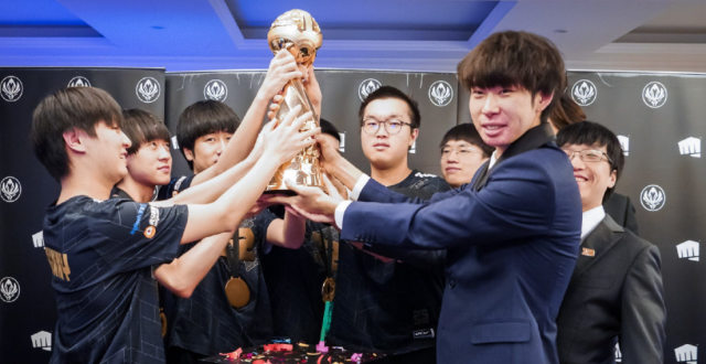 RNG问鼎MSI！WEI空场采访图火了，观众提前退场，Uzi意外被冲_腾讯新闻