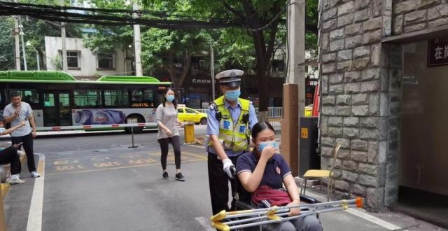关注2022高考｜高考前一天考生腿摔骨折 民警推她进考场腾讯新闻 4922