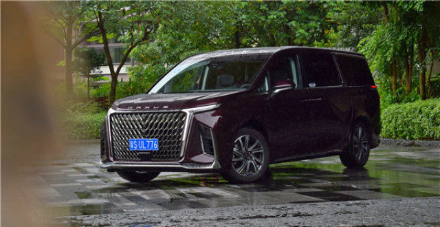 30万的“移动头等舱”：深度试驾大通G90，能否硬钢别克GL8？_腾讯新闻