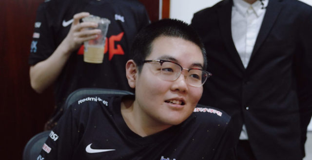 兮夜大战左手，Smlz未能首发！JDG对阵LGD，冲击两连胜_腾讯新闻