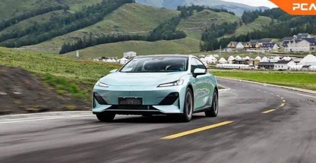 长安深蓝SL03抢先试，5.9s破百，内饰太惊艳了！就问特斯拉怕不怕_腾讯新闻