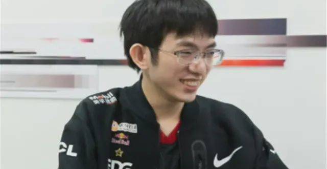 EDG选手圣枪哥、老板朱一航硬刚粉丝：我觉得bp没出错，你行你就来_腾讯新闻