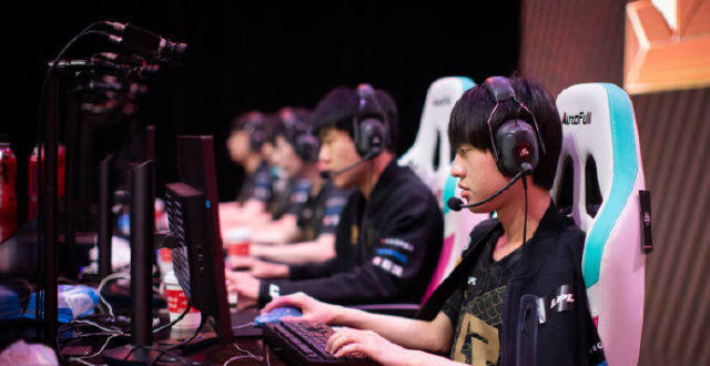 RNG1-2不敌V5，苦吞首败！Rich纳尔压制呼吸哥格温_腾讯新闻