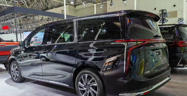 21.98万！旗舰型MPV首秀：2.0T混动，4/7座布局，不输埃尔法_腾讯新闻