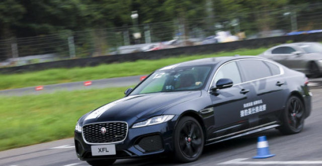 赛道试驾2022款捷豹XEL和XFL，这才是真正的“西装暴徒”？_腾讯新闻