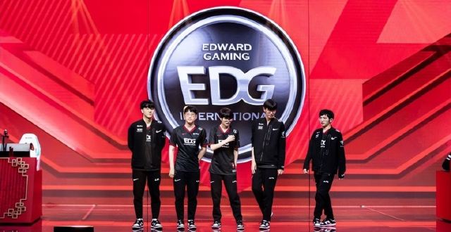 EDG不敌V5后，官博沦陷！粉丝嘲讽：Scout飞机这么臭，还一直选？_腾讯新闻