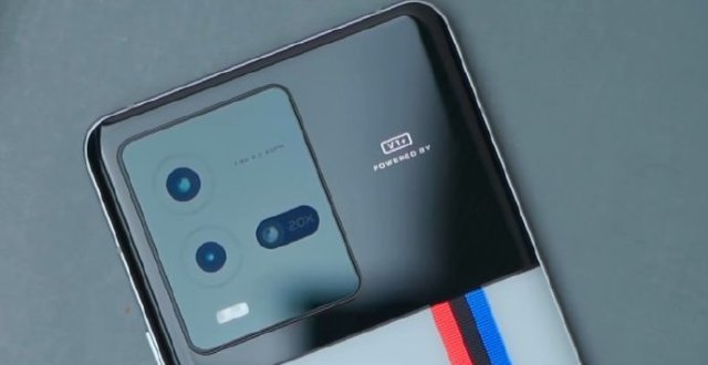 iQOO10真机上手：后壳罕见拼接工艺 全系标配V1＋芯片_腾讯新闻