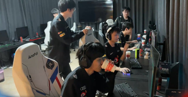 WBG爆冷送V5首败！TheShy反杀肉鸡打爆上路，赛后又跟焕烽互动_腾讯新闻