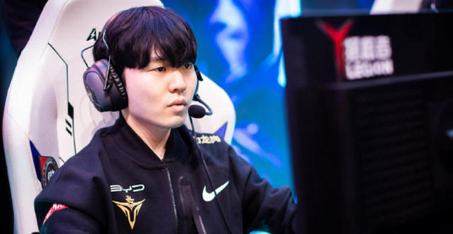 JDG2-0击败V5！Hope杀疯了，369两次单杀Rich_腾讯新闻