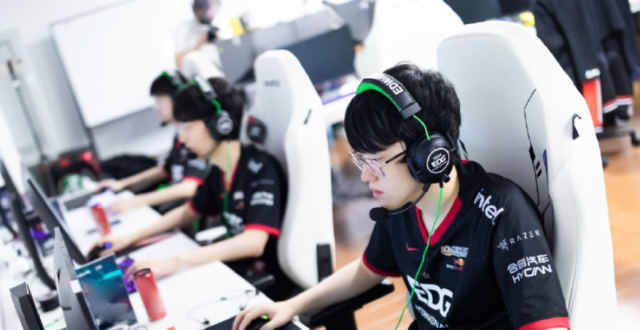 EDG2-0击败RA，晋级季后赛！Viper战绩19-1，下路打穿_腾讯新闻