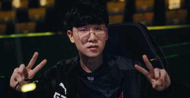 LOL：快把Uzi抬上来，尺帝称LPL下路不会输的，JDG复活甲要无了_腾讯新闻