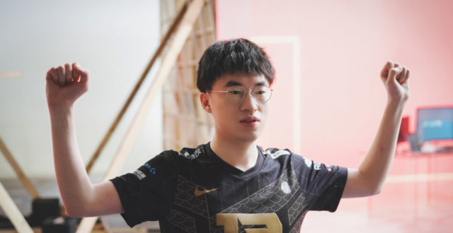 “LPL真假四皇图”火了！RNG沦为气氛组，看到JDG和V5后，笑出声_腾讯新闻