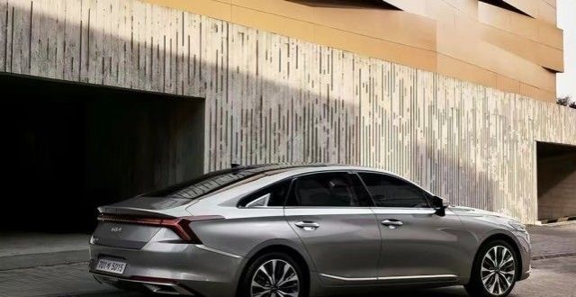 起亚全新K8海外亮相，V6引擎配超豪华内饰，奥迪A6也扛不住？_腾讯新闻