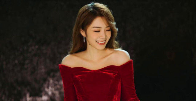 看完Khan与LCK主持合照后，LPL四位女主持黯然失色，网友直呼引进_腾讯新闻