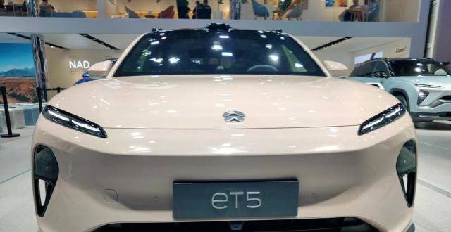 成都车展｜实拍ET5 外观率性纯粹 续航再次提升！_腾讯新闻