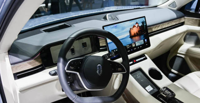 AITO问界M7亮相成都车展：搭载鸿蒙智慧车机，1220公里里程_腾讯新闻