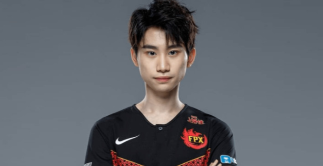 Doinb纯肉刀妹出装没问题！阿Bin直播复刻斩获22杀：出肉不是混子_腾讯新闻