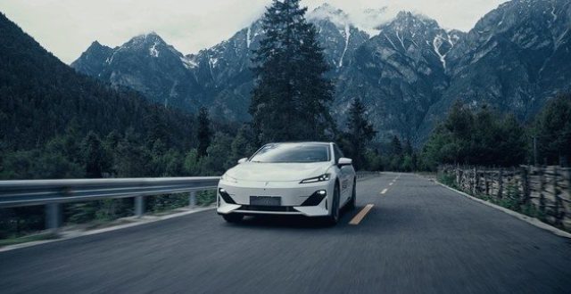 长安深蓝SL03开启首批新车交付 起售价16.89万元_腾讯新闻