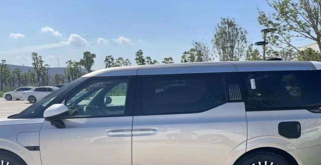 果断放弃GL8！极氪009实车现身，续航超700km，比劳斯莱斯还霸气_腾讯新闻