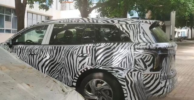 红旗HS6实车现身，比汉兰达更大，5/6/7座可选，配2.0T插混动力_腾讯新闻