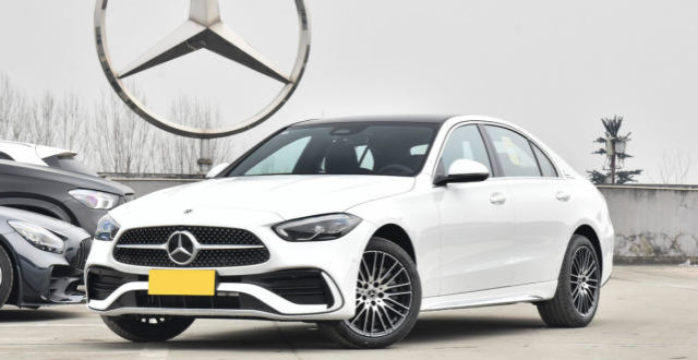 堪称小号“S级”，配1.5T＋9AT，内饰科幻优雅，实拍全新奔驰C级_腾讯新闻