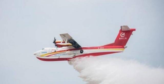 新华全媒＋丨国产“鲲龙”AG600M完成12吨投汲水试验_腾讯新闻