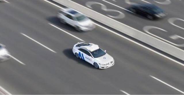 走，上高架，看看Momenta“飞轮式L4”的“微操”技巧_腾讯新闻