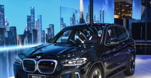 新款宝马iX3上市！外观配置微调，续航最高550公里，售39.99万起_腾讯新闻