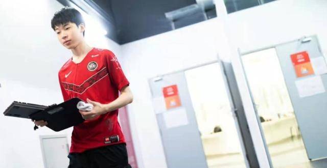 EDG官宣AD离队，“人情味”转会让RNG被嘲讽，央视夸赞EDG捧上天_腾讯新闻