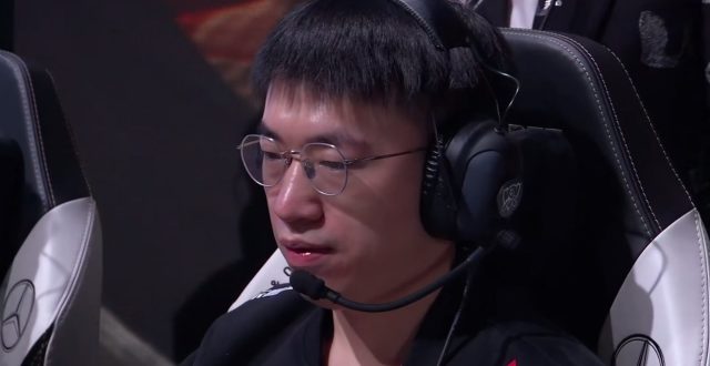 S12日本队晋级，选手泪洒现场！RNG复刻EDG剧本，BO5首战DFM_腾讯新闻