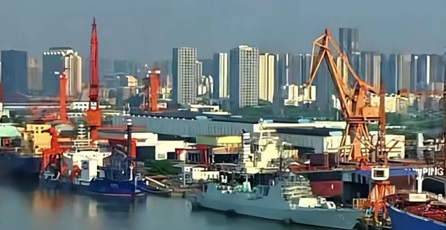 继170舰后171舰也驶进船厂，首批052C型驱逐舰进行中期改造提升_腾讯新闻