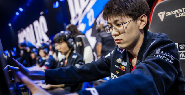 英雄联盟S12：Meiko锤石神预判连钩三C，EDG一扫颓势击败C9_腾讯新闻