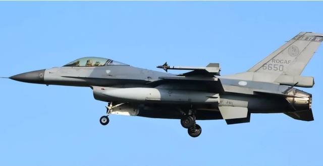 歼10C胜过F16V？美媒：歼10C是中国空军脊梁，可与F16V相媲美_腾讯新闻