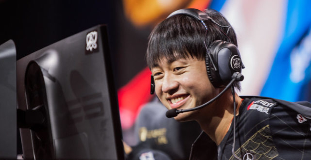 英雄联盟S12：中野辅联手开团叹为观止，RNG横扫CFO豪取两连胜_腾讯新闻