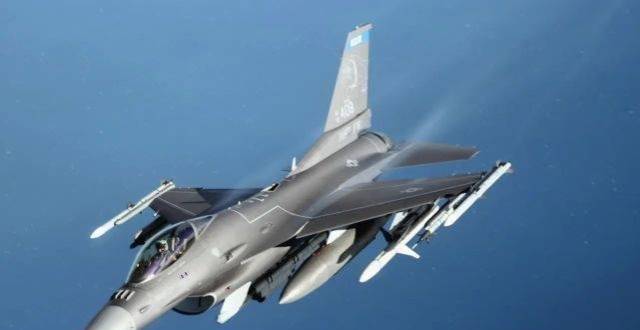 美媒：中国歼10C比美国的F-16V有压倒性优势，美专家：吹捧过头了_腾讯新闻