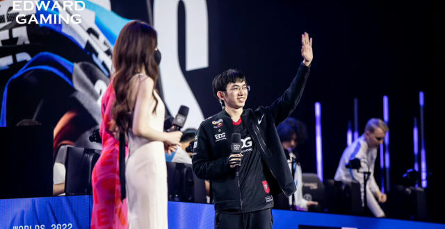 LOL：T1双杀EDG晋级八强，圣枪哥被Zeus完爆，八强内战已成定局_腾讯新闻