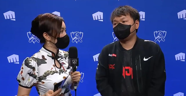 JDG翻盘DK牙膏成隐藏大腿，赛后采访节目效果拉满：369世一上！_腾讯新闻