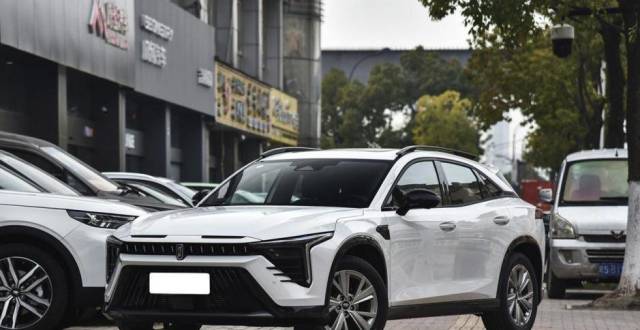 一汽的入门级车型，奔腾B70S，定价很谨慎，10.99万起不高_腾讯新闻