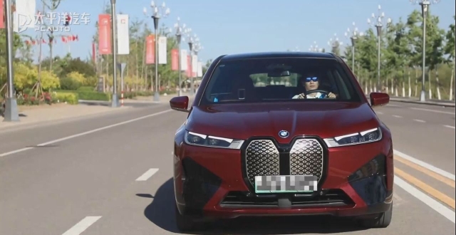 试驾宝马最贵纯电SUV，颜值在线、配置极香，最快3.8s破百！太强_腾讯新闻