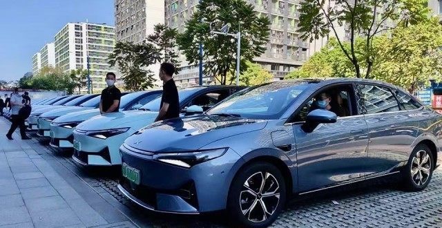 特斯拉FSD最大的威胁？评测小鹏CNGP城市辅助驾驶_腾讯新闻