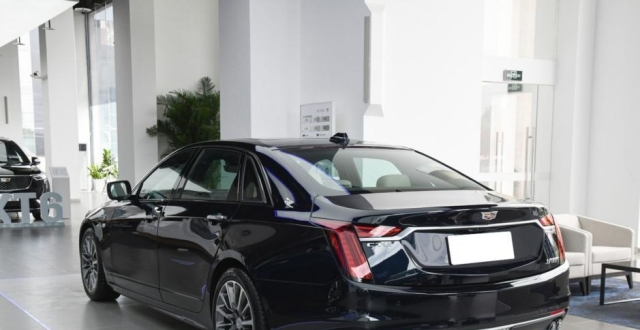 40万的CT6，你敢信？120周年纪念款，但屏幕还是那么小_腾讯新闻