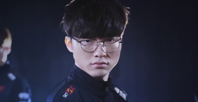 Faker老板重拳出击？RNG粉丝举牌“大飞老师”，被认为是不尊重选手_腾讯新闻